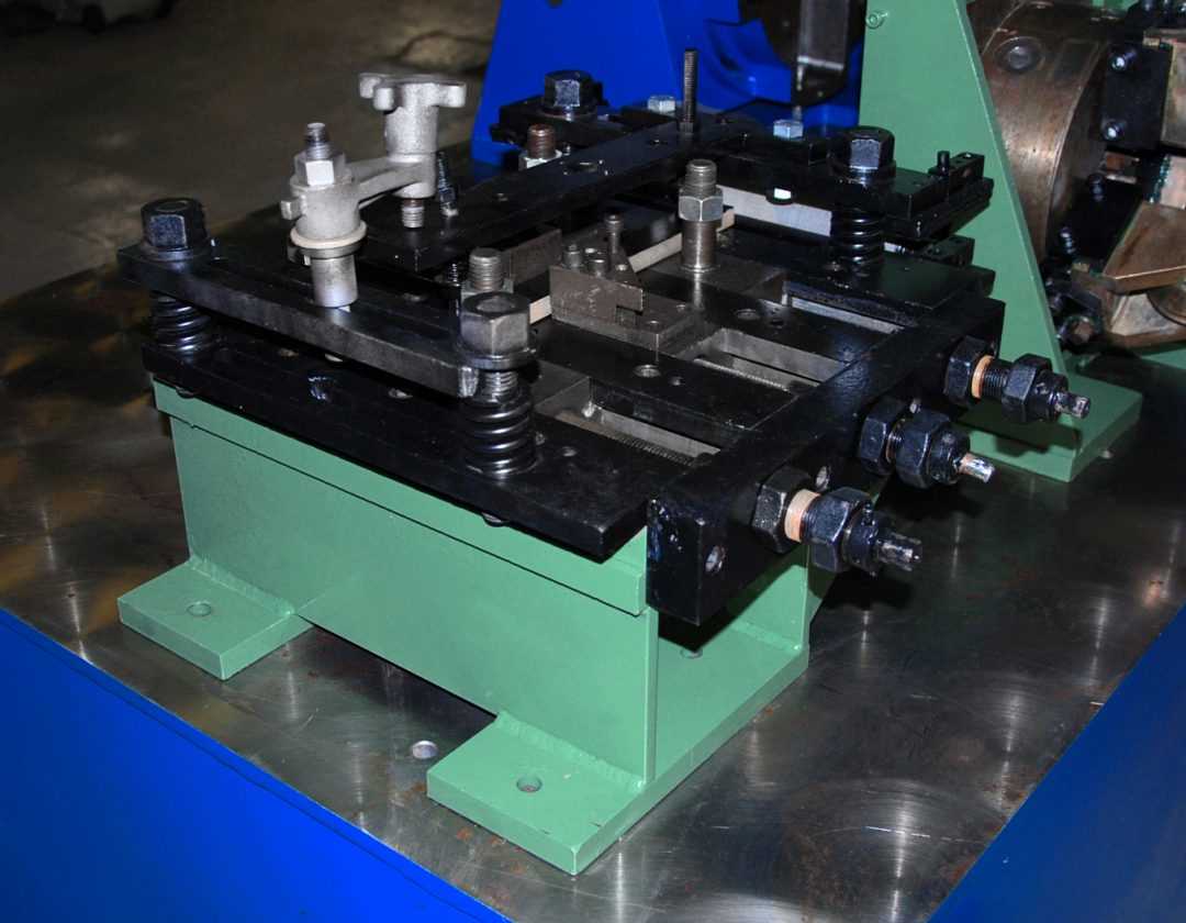 Entry Guide / Trim Unit - Universal Tube and Rollform Equipment Company
